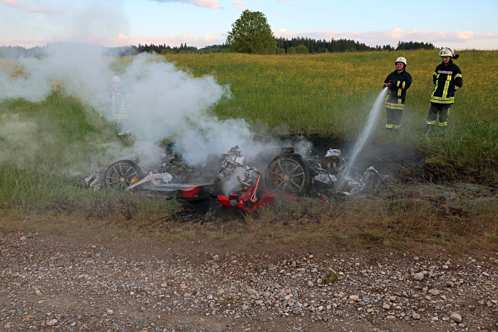 Ferrari bei Unfall auf A96 bei Leutkirch vollständig ausgebrannt ...